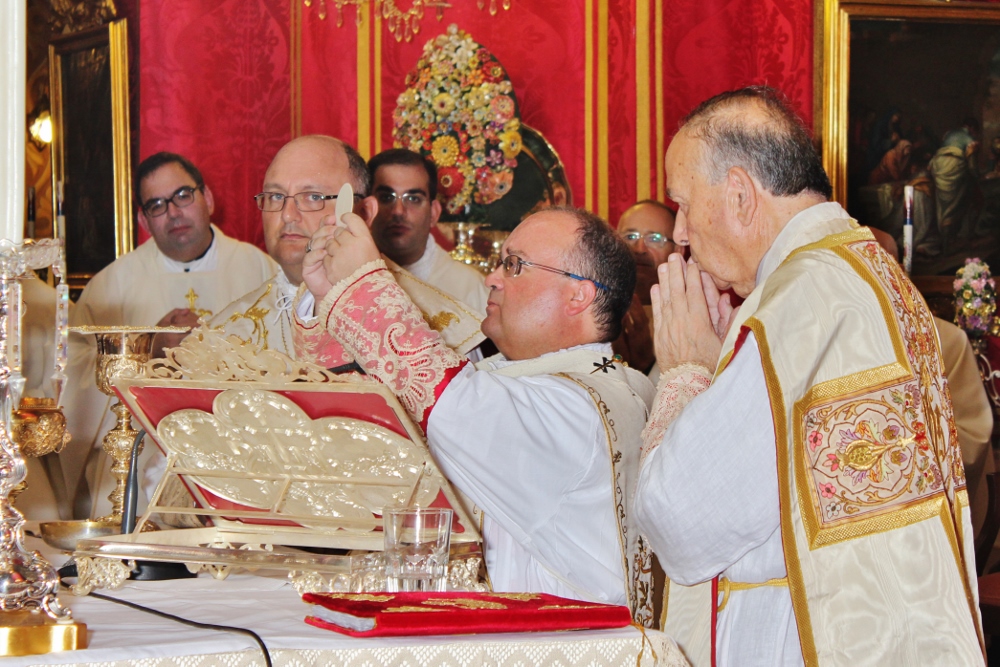 The Archbishop presides over the installation ceremony of the parish ...