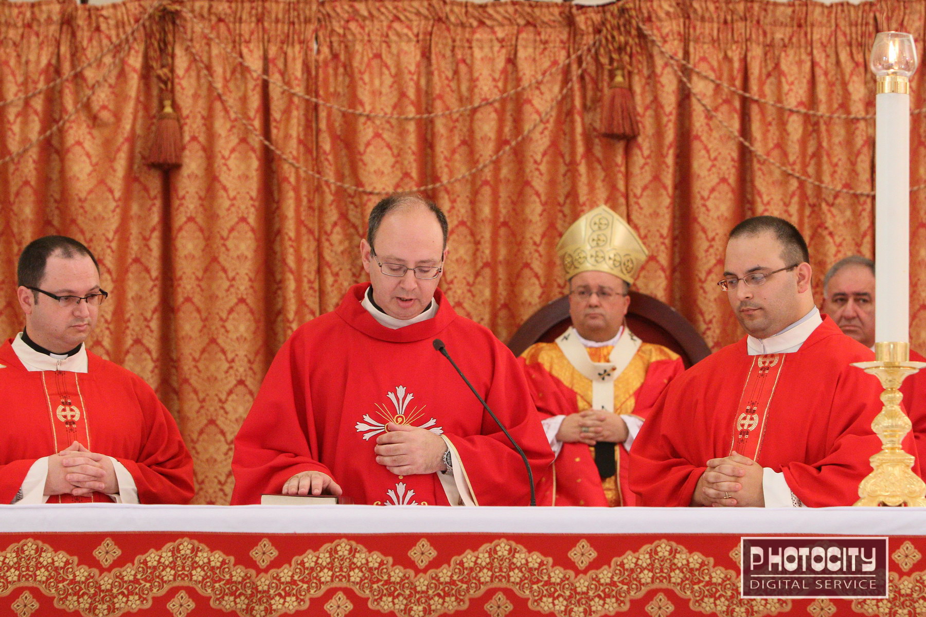 The Archbishop presides over the installation ceremony of the parish ...
