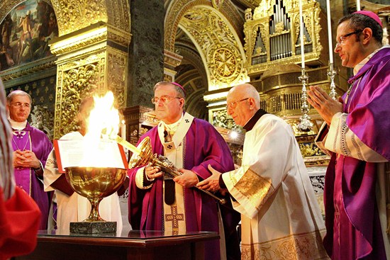 ARCHBISHOP LIGHTS BENEDICTINE TORCH FOR PEACE – Archdiocese of Malta
