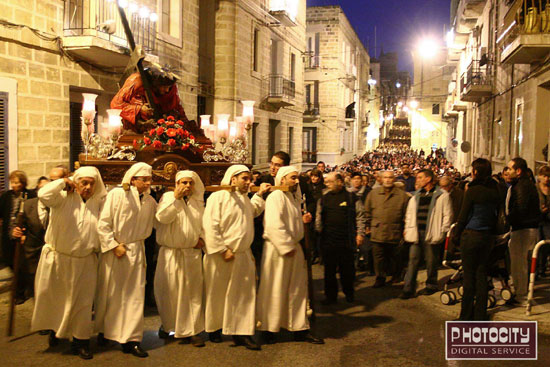 LARGE CROWDS SWAMP THE ROADS OF SENGLEA FOR THE PILGRIMAGE OF CHRIST ...