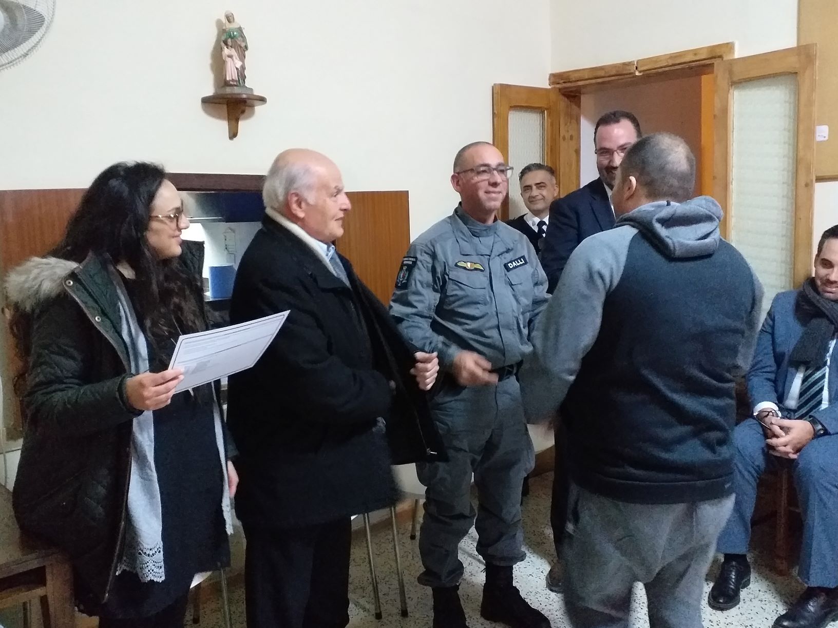 Award certificates to residents following the Prison Inmates Programme ...