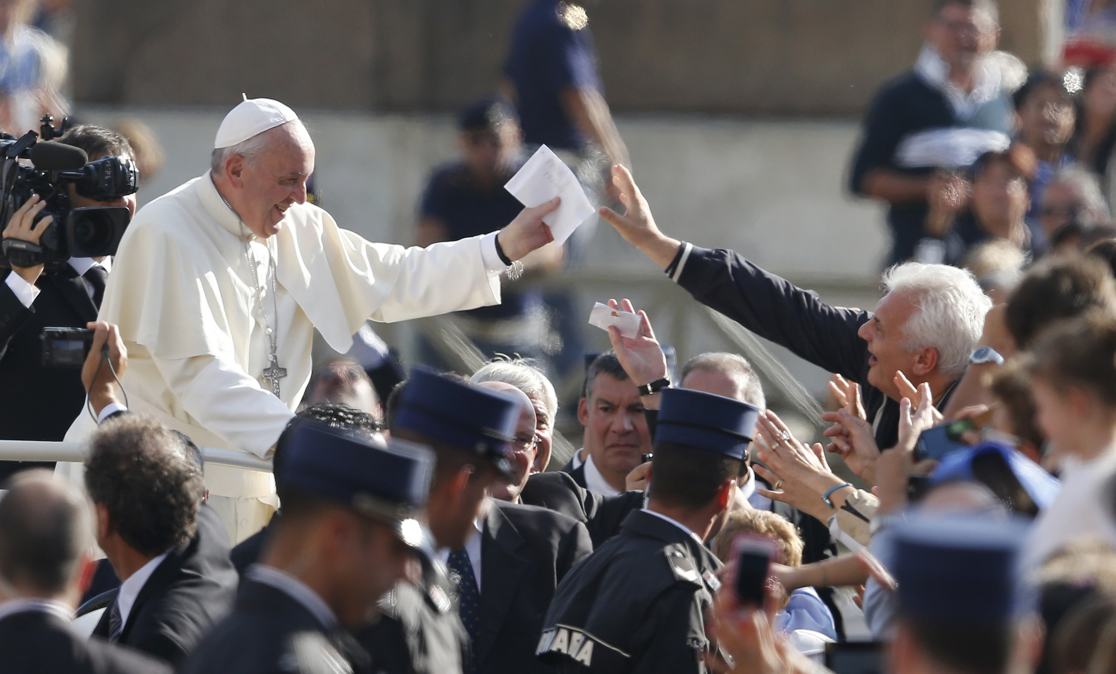 Pope at Audience: God builds bridges when we build walls – Archdiocese ...